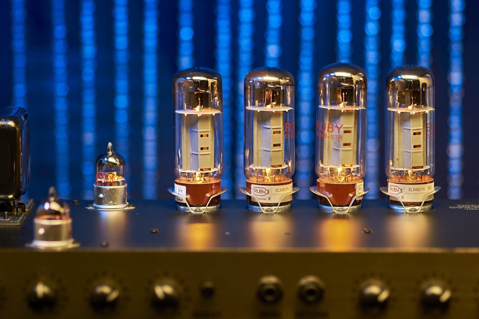 Guitar Amp Not Working: Quick Fix [Guide] - Become Singers